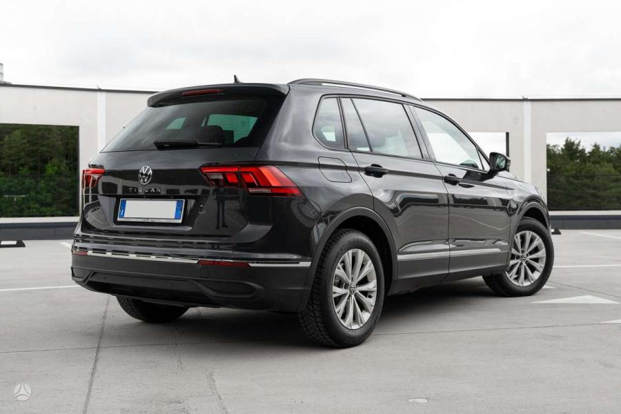 Grey Volkswagen Tiguan 2021 in Vilnius, with an engine capacity of 1.97 L and mileage of 147 thousand km for 18200 €, photo 3 on AUTOMOTO.COM.LV