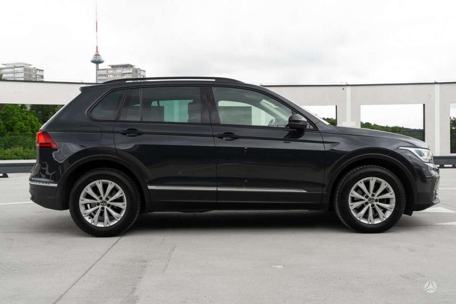 Grey Volkswagen Tiguan 2021 in Vilnius, with an engine capacity of 1.97 L and mileage of 147 thousand km for 18200 €, photo 6 on AUTOMOTO.COM.LV