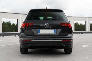 Grey Volkswagen Tiguan 2021 in Vilnius, with an engine capacity of 1.97 L and mileage of 147 thousand km for 18200 €, photo 8 on AUTOMOTO.COM.LV