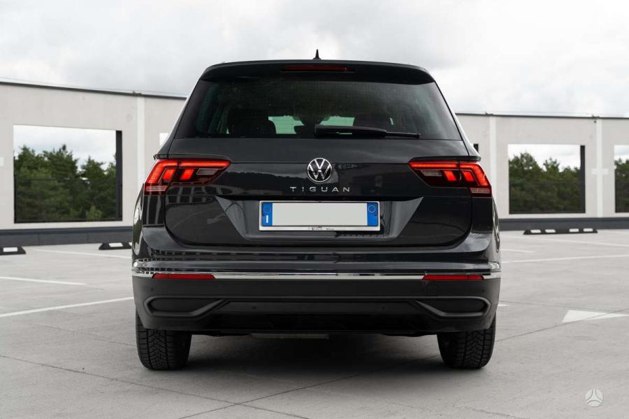 Grey Volkswagen Tiguan 2021 in Vilnius, with an engine capacity of 1.97 L and mileage of 147 thousand km for 18200 €, photo 8 on AUTOMOTO.COM.LV