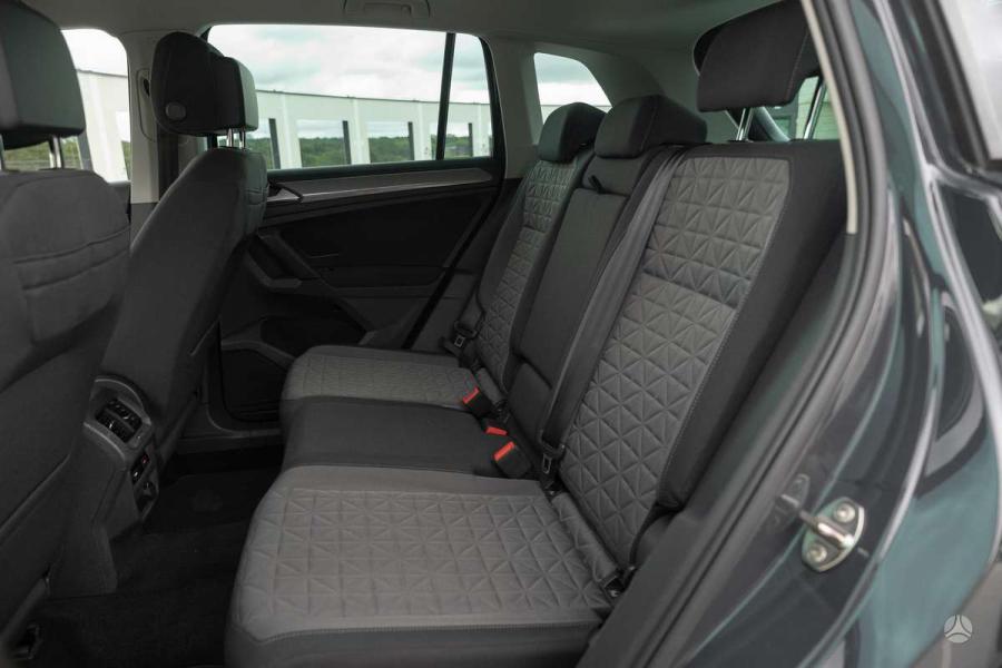 Grey Volkswagen Tiguan 2021 in Vilnius, with an engine capacity of 1.97 L and mileage of 147 thousand km for 18200 €, photo 17 on AUTOMOTO.COM.LV