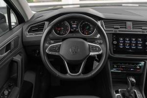 Grey Volkswagen Tiguan 2021 in Vilnius, with an engine capacity of 1.97 L and mileage of 147 thousand km for 18200 €, photo 18 on AUTOMOTO.COM.LV