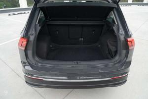 Grey Volkswagen Tiguan 2021 in Vilnius, with an engine capacity of 1.97 L and mileage of 147 thousand km for 18200 €, photo 27 on AUTOMOTO.COM.LV