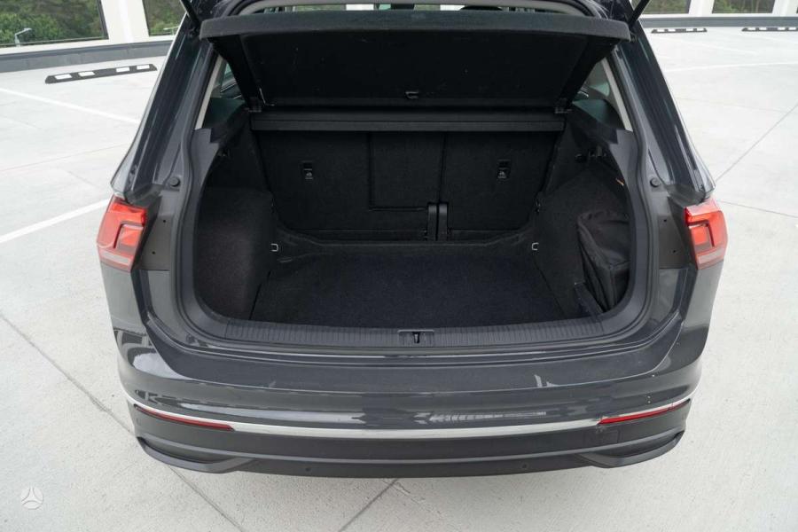 Grey Volkswagen Tiguan 2021 in Vilnius, with an engine capacity of 1.97 L and mileage of 147 thousand km for 18200 €, photo 27 on AUTOMOTO.COM.LV