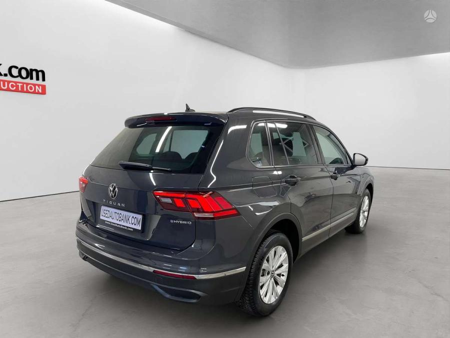 Grey Volkswagen Tiguan 2021 in Vilnius, with an engine capacity of 1.40 L and mileage of 146 thousand km for 18513 €, photo 5 on AUTOMOTO.COM.LV