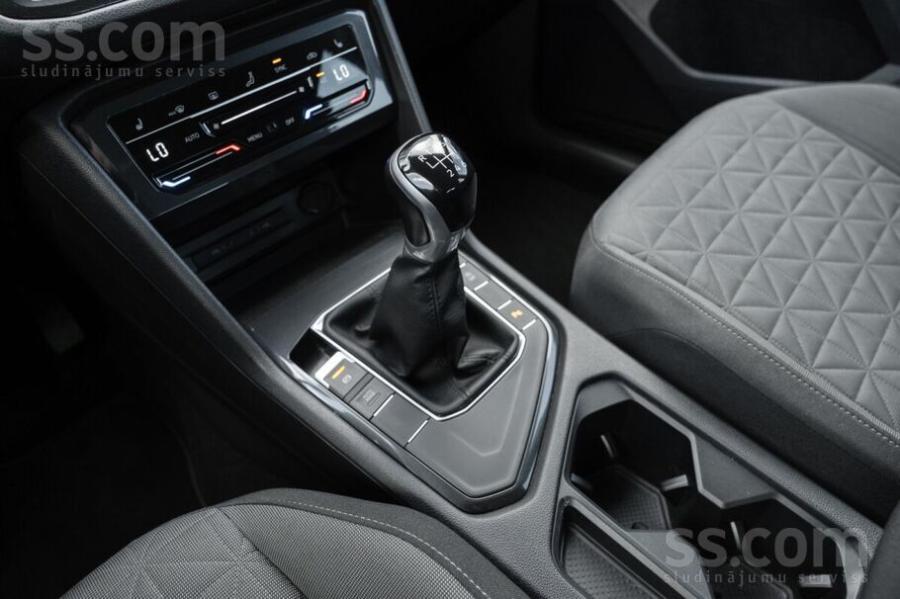 Grey Volkswagen Tiguan 2021 in Riga, with an engine capacity of 1.50 L and mileage of 84 thousand km for 19350 €, photo 15 on AUTOMOTO.COM.LV