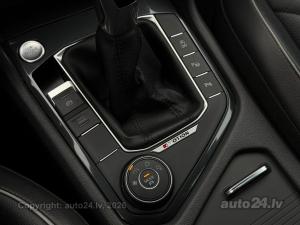 Grey Volkswagen Tiguan 2021 in Parnu, with an engine capacity of 2.00 L and mileage of 107 thousand km for 26900 €, photo 21 on AUTOMOTO.COM.LV