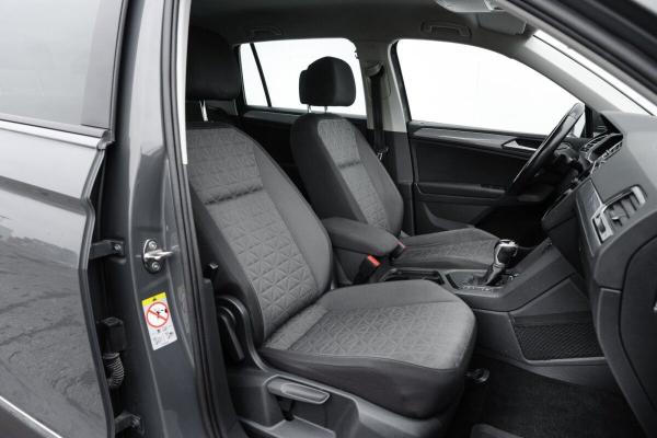 Volkswagen Tiguan 2021 RÄ«ga vietnÄ PelÄks Volkswagen Tiguan 2021 RÄ«ga, ar dzinÄja tilpumu 1.50 L un nobraukumu 166 tÅ«kst. km par 18350 ā¬, foto 7 vietnÄ AUTOMOTO.COM.LV