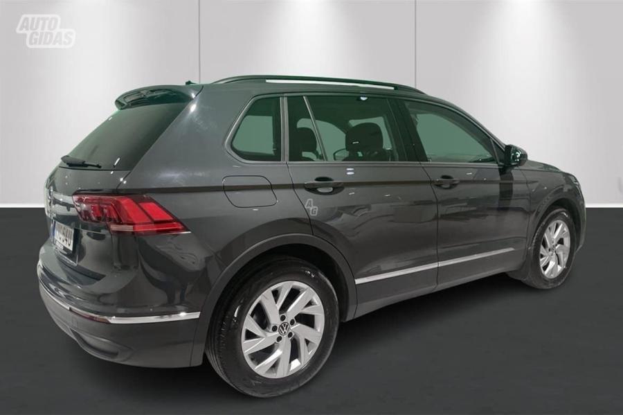 Grey Volkswagen Tiguan 2022 in Kaunas, with an engine capacity of 0.00 L and mileage of 62 thousand km for 29093 €, photo 4 on AUTOMOTO.COM.LV