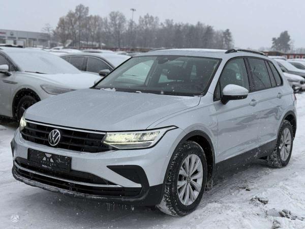 Pelēks Volkswagen Tiguan 2022 Viļņa, ar dzinēja tilpumu 1.50 L un nobraukumu 111 tūkst. km par 17600 €, foto 1 vietnē AUTOMOTO.COM.LV