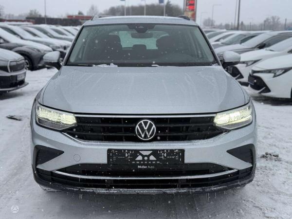 Pelēks Volkswagen Tiguan 2022 Viļņa, ar dzinēja tilpumu 1.50 L un nobraukumu 111 tūkst. km par 17600 €, foto 2 vietnē AUTOMOTO.COM.LV