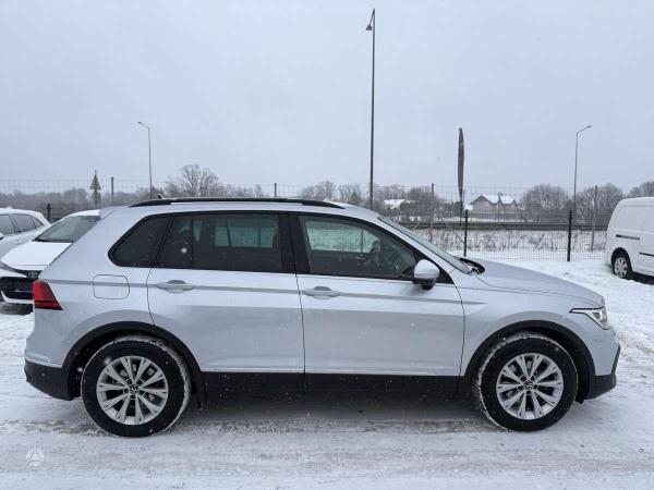 Pelēks Volkswagen Tiguan 2022 Viļņa, ar dzinēja tilpumu 1.50 L un nobraukumu 111 tūkst. km par 17600 €, foto 4 vietnē AUTOMOTO.COM.LV