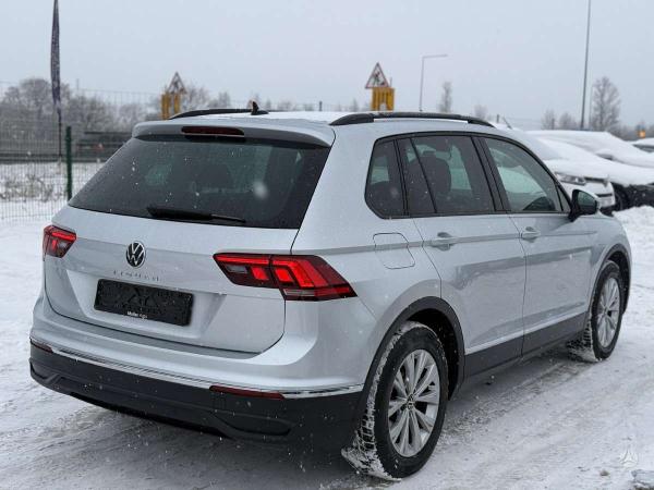 Pelēks Volkswagen Tiguan 2022 Viļņa, ar dzinēja tilpumu 1.50 L un nobraukumu 111 tūkst. km par 17600 €, foto 5 vietnē AUTOMOTO.COM.LV
