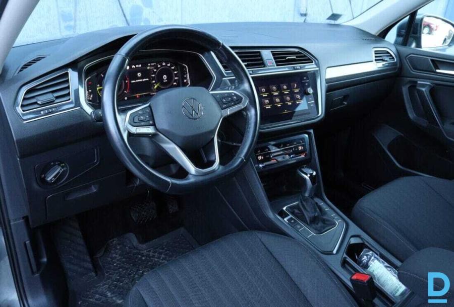 Grey Volkswagen Tiguan 2022 in Riga, with an engine capacity of 2.00 L and mileage of 136 thousand km for 24800 €, photo 4 on AUTOMOTO.COM.LV