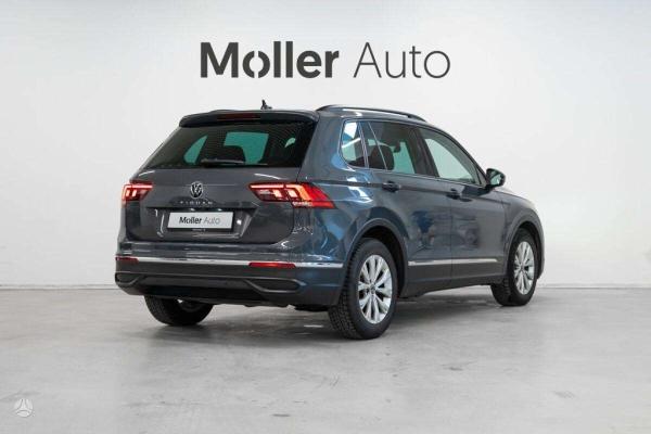 Pelēks Volkswagen Tiguan 2022 Viļņa, ar dzinēja tilpumu 1.50 L un nobraukumu 68 tūkst. km par 22700 €, foto 3 vietnē AUTOMOTO.COM.LV