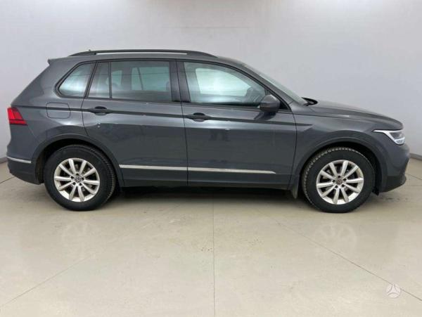 Grey Volkswagen Tiguan 2022 in Vilnius, with an engine capacity of 1.50 L and mileage of 122 thousand km for 20994 €, photo 7 on AUTOMOTO.COM.LV
