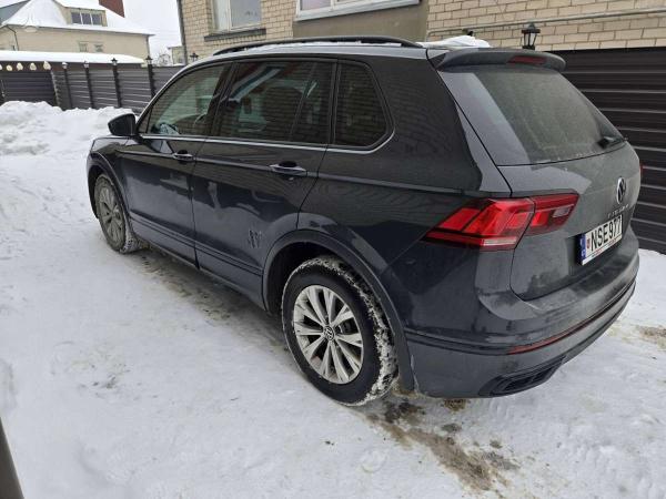 Pelēks Volkswagen Tiguan 2022 Šauļi, ar dzinēja tilpumu 1.50 L un nobraukumu 60 tūkst. km par 22200 €, foto 2 vietnē AUTOMOTO.COM.LV