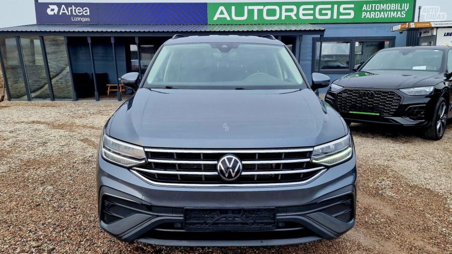 Grey Volkswagen Tiguan 2022 in Kretinga, with an engine capacity of 2.00 L and mileage of 87 thousand km for 19999 €, photo 1 on AUTOMOTO.COM.LV