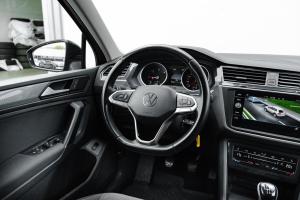 Pelēks Volkswagen Tiguan 2022 Rīga, ar dzinēja tilpumu 2.00 L un nobraukumu 92 tūkst. km par 21850 €, foto 8 vietnē AUTOMOTO.COM.LV