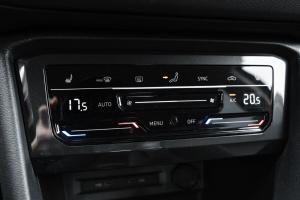 Pelēks Volkswagen Tiguan 2022 Rīga, ar dzinēja tilpumu 2.00 L un nobraukumu 92 tūkst. km par 21850 €, foto 16 vietnē AUTOMOTO.COM.LV