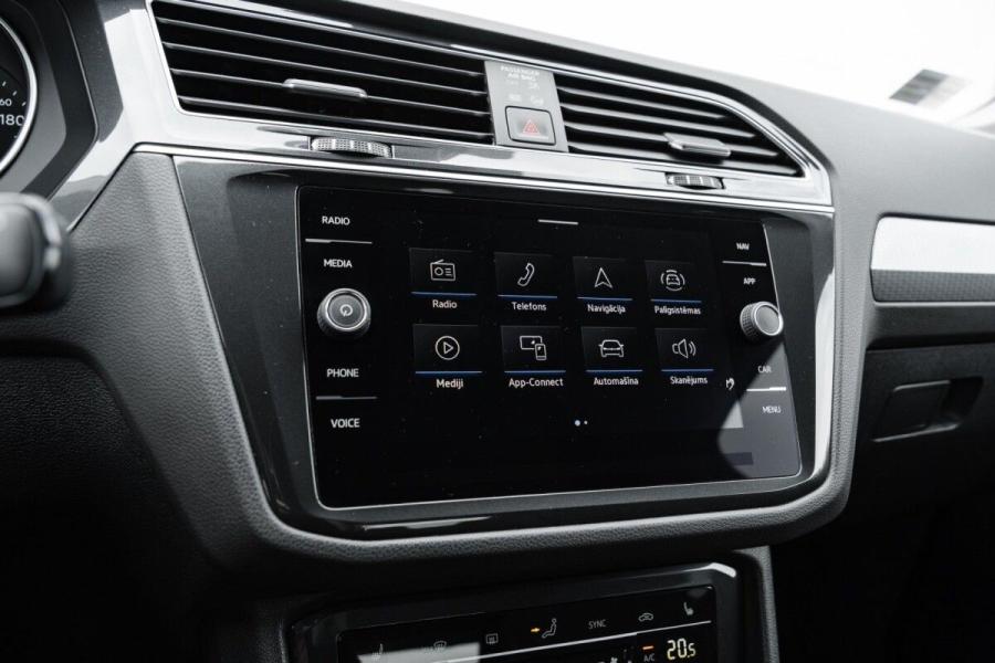 Pelēks Volkswagen Tiguan 2022 Rīga, ar dzinēja tilpumu 2.00 L un nobraukumu 92 tūkst. km par 21850 €, foto 18 vietnē AUTOMOTO.COM.LV