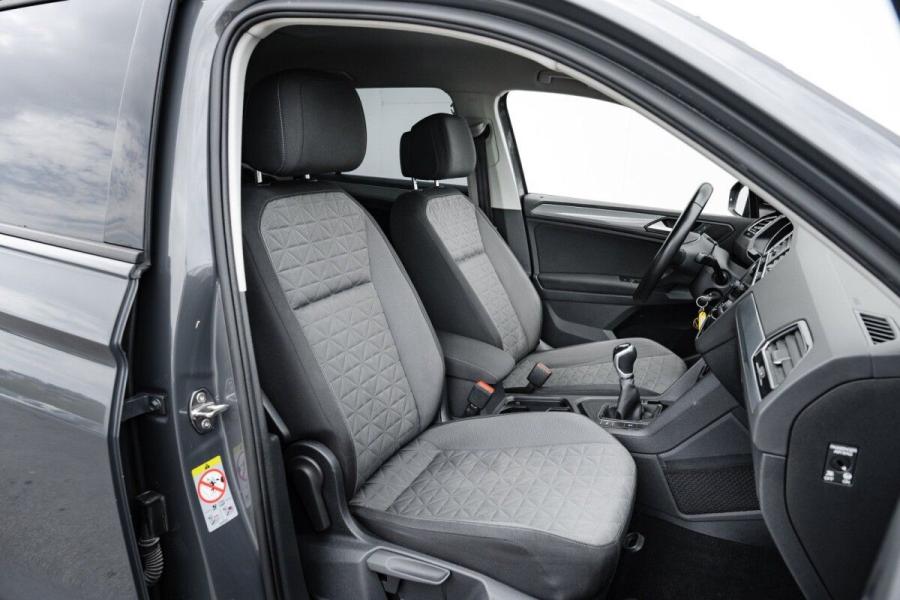 Pelēks Volkswagen Tiguan 2022 Rīga, ar dzinēja tilpumu 2.00 L un nobraukumu 92 tūkst. km par 21850 €, foto 24 vietnē AUTOMOTO.COM.LV