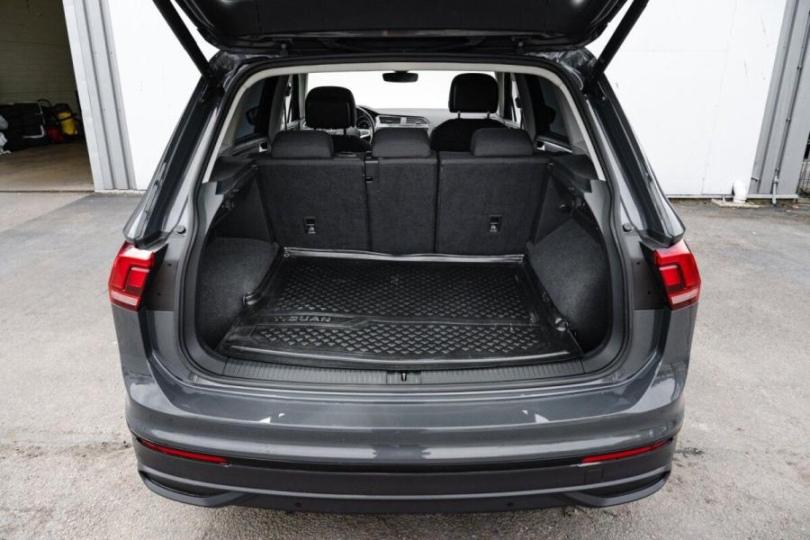 Pelēks Volkswagen Tiguan 2022 Rīga, ar dzinēja tilpumu 2.00 L un nobraukumu 92 tūkst. km par 21850 €, foto 27 vietnē AUTOMOTO.COM.LV