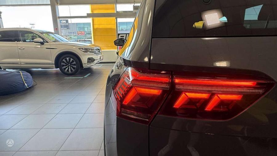 Grey Volkswagen Tiguan 2022 in Vilnius, with an engine capacity of 1.50 L and mileage of 38 thousand km for 28888 €, photo 32 on AUTOMOTO.COM.LV