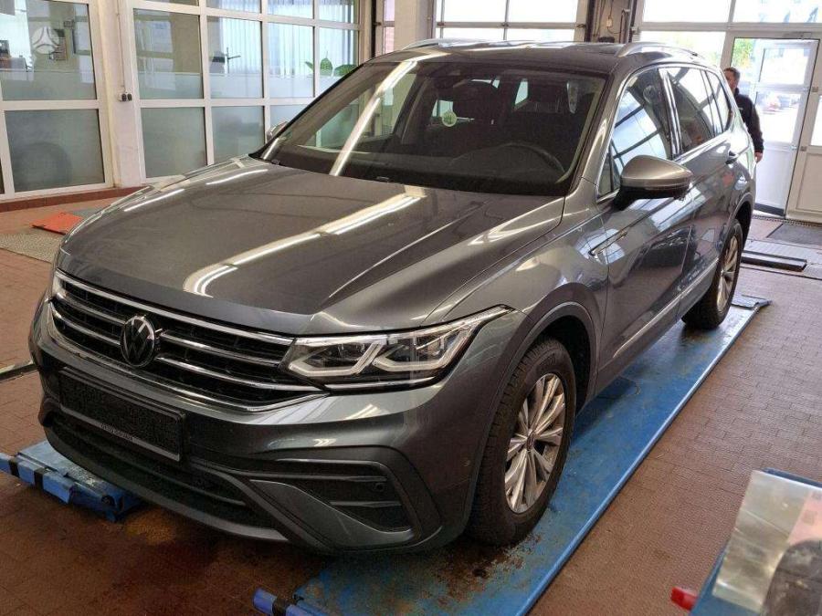 Pelēks Volkswagen Tiguan 2022 Viļņa, ar dzinēja tilpumu 1.50 L un nobraukumu 39 tūkst. km par 28545 €, foto 1 vietnē AUTOMOTO.COM.LV