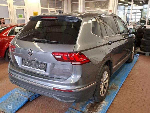 Pelēks Volkswagen Tiguan 2022 Viļņa, ar dzinēja tilpumu 1.50 L un nobraukumu 39 tūkst. km par 28545 €, foto 2 vietnē AUTOMOTO.COM.LV