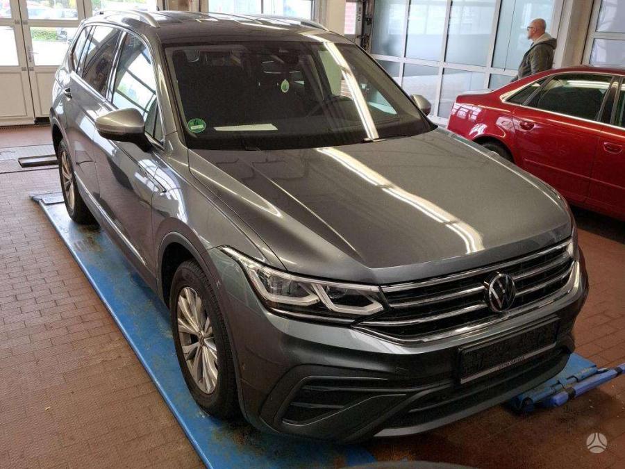 Pelēks Volkswagen Tiguan 2022 Viļņa, ar dzinēja tilpumu 1.50 L un nobraukumu 39 tūkst. km par 28545 €, foto 4 vietnē AUTOMOTO.COM.LV