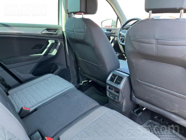 Grey Volkswagen Tiguan 2022 in Riga, with an engine capacity of 1.40 L and mileage of 45 thousand km for 26990 €, photo 7 on AUTOMOTO.COM.LV
