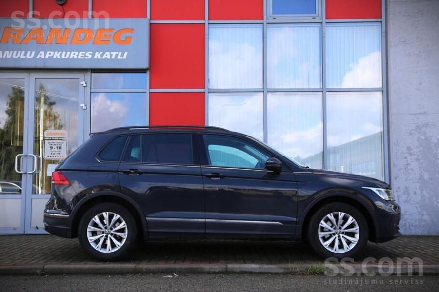 Grey Volkswagen Tiguan 2022 in Riga, with an engine capacity of 2.00 L and mileage of 221 thousand km for 17995 €, photo 4 on AUTOMOTO.COM.LV