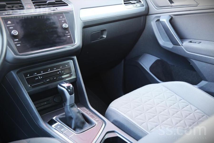 Grey Volkswagen Tiguan 2022 in Riga, with an engine capacity of 2.00 L and mileage of 221 thousand km for 17995 €, photo 10 on AUTOMOTO.COM.LV