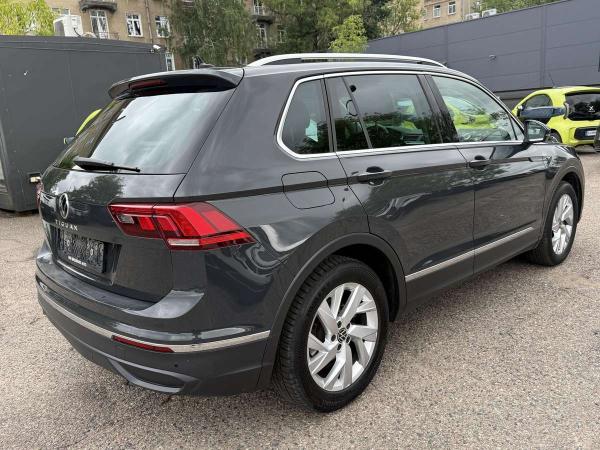 Grey Volkswagen Tiguan 2022 in Vilnius, with an engine capacity of 1.50 L and mileage of 160 thousand km for 21660 €, photo 3 on AUTOMOTO.COM.LV