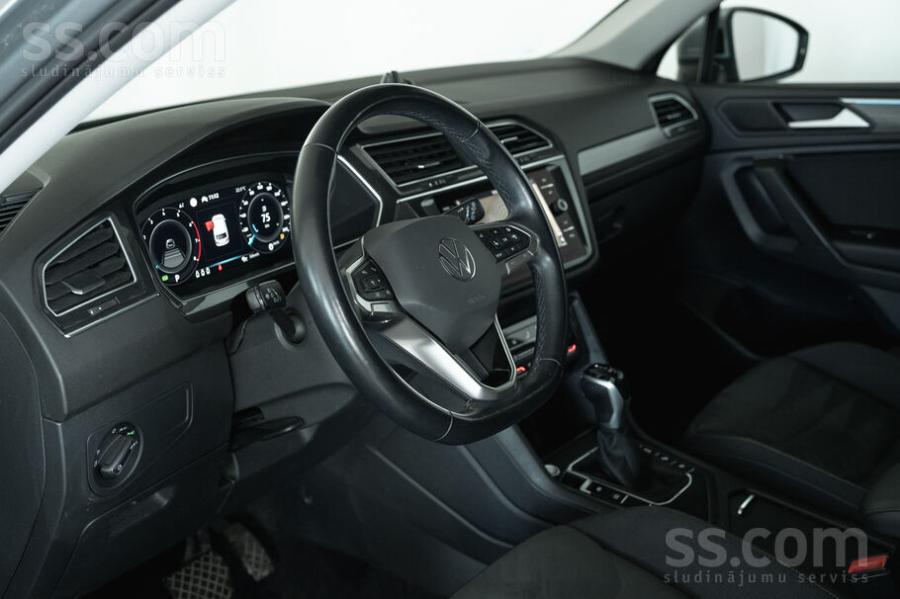 Pelēks Volkswagen Tiguan 2022 Rīga, ar dzinēja tilpumu 1.50 L un nobraukumu 83 tūkst. km par 23990 €, foto 12 vietnē AUTOMOTO.COM.LV