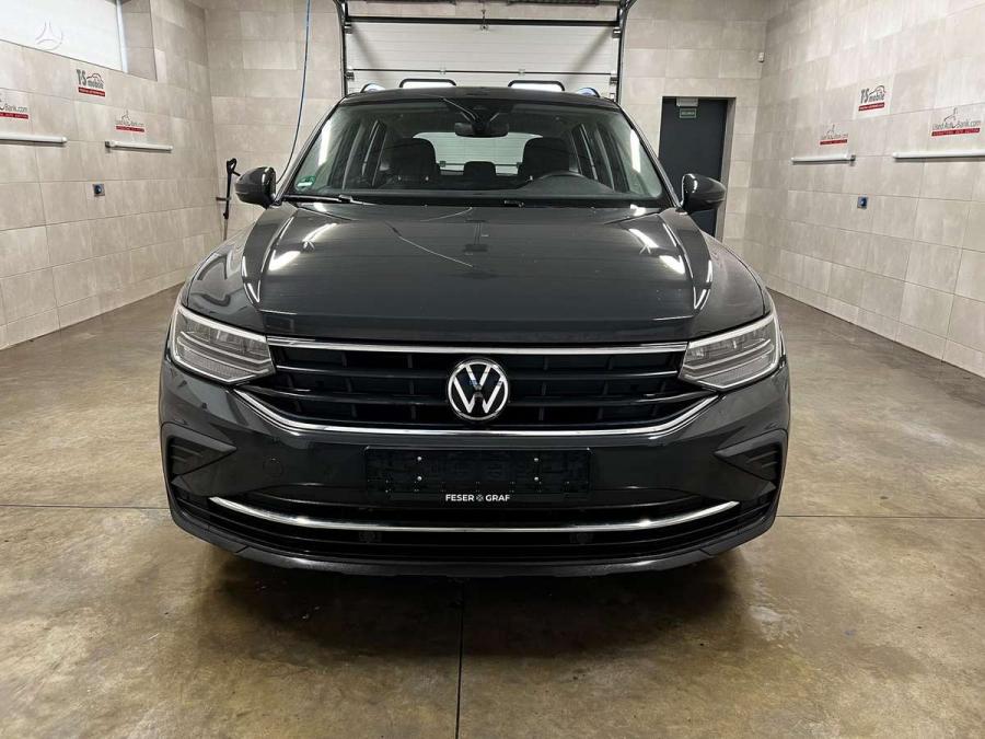 Pelēks Volkswagen Tiguan 2022 Marijampole, ar dzinēja tilpumu 1.50 L un nobraukumu 62 tūkst. km par 22385 €, foto 3 vietnē AUTOMOTO.COM.LV