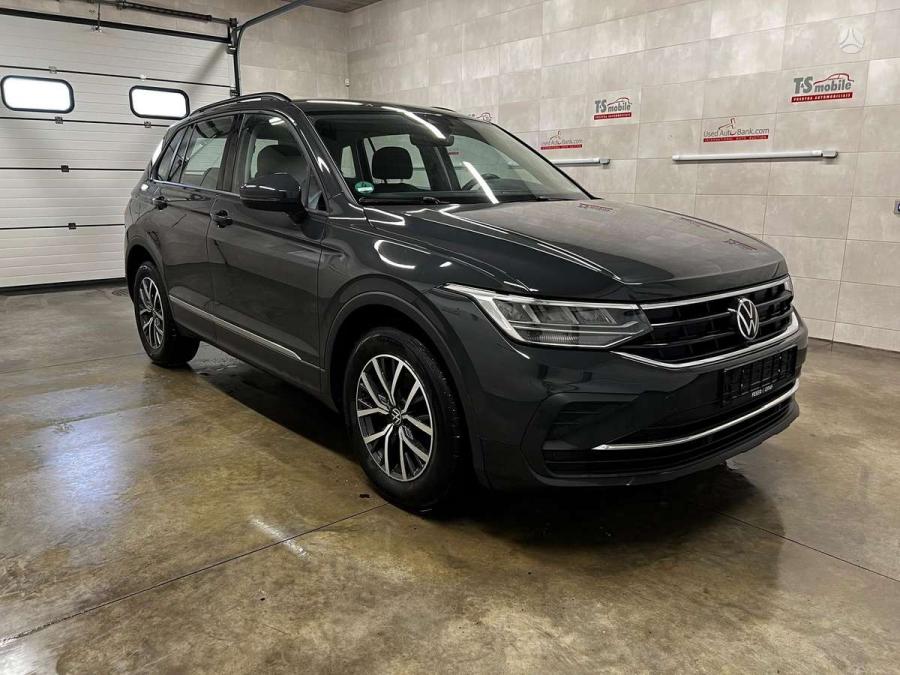 Pelēks Volkswagen Tiguan 2022 Marijampole, ar dzinēja tilpumu 1.50 L un nobraukumu 62 tūkst. km par 22385 €, foto 4 vietnē AUTOMOTO.COM.LV