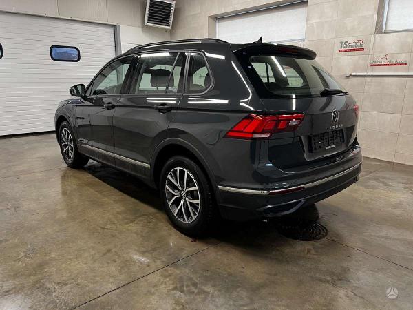Grey Volkswagen Tiguan 2022 in Marijampole, with an engine capacity of 1.50 L and mileage of 62 thousand km for 22385 €, photo 4 on AUTOMOTO.COM.LV
