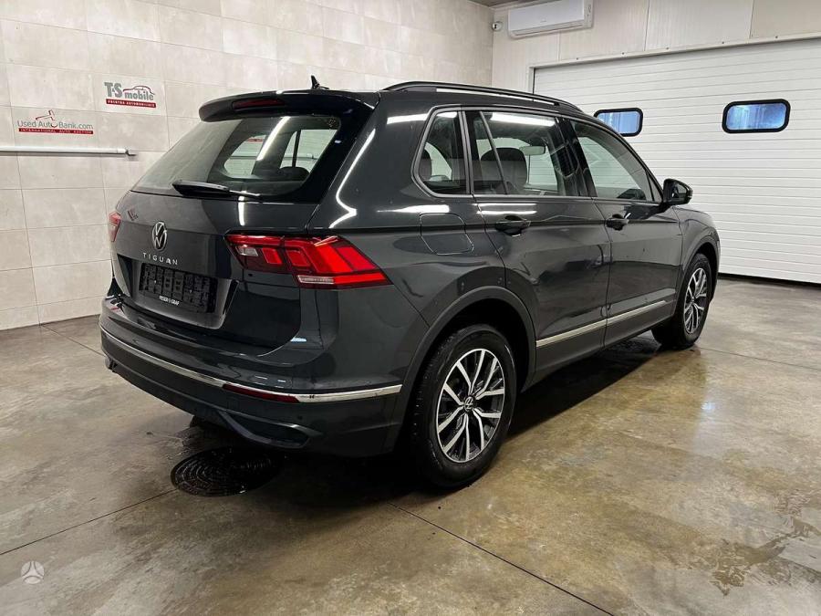 Pelēks Volkswagen Tiguan 2022 Marijampole, ar dzinēja tilpumu 1.50 L un nobraukumu 62 tūkst. km par 22385 €, foto 7 vietnē AUTOMOTO.COM.LV