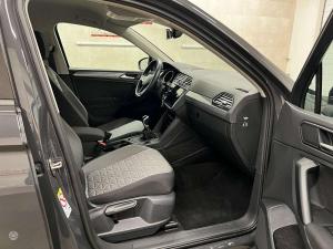 Pelēks Volkswagen Tiguan 2022 Marijampole, ar dzinēja tilpumu 1.50 L un nobraukumu 62 tūkst. km par 22385 €, foto 12 vietnē AUTOMOTO.COM.LV