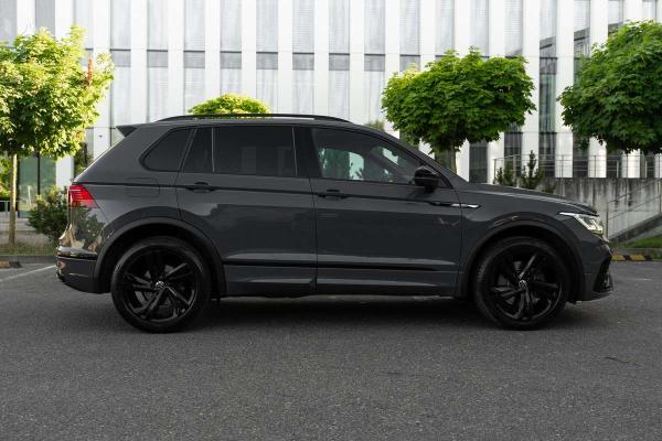 Grey Volkswagen Tiguan 2022 in Vilnius, with an engine capacity of 1.98 L and mileage of 42 thousand km for 31950 €, photo 9 on AUTOMOTO.COM.LV