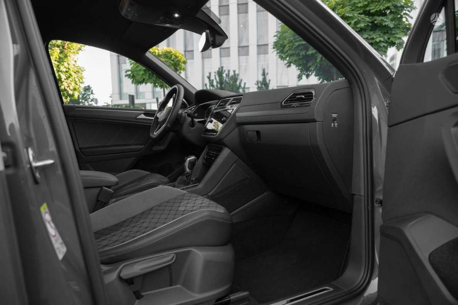 Grey Volkswagen Tiguan 2022 in Vilnius, with an engine capacity of 1.98 L and mileage of 42 thousand km for 31950 €, photo 18 on AUTOMOTO.COM.LV