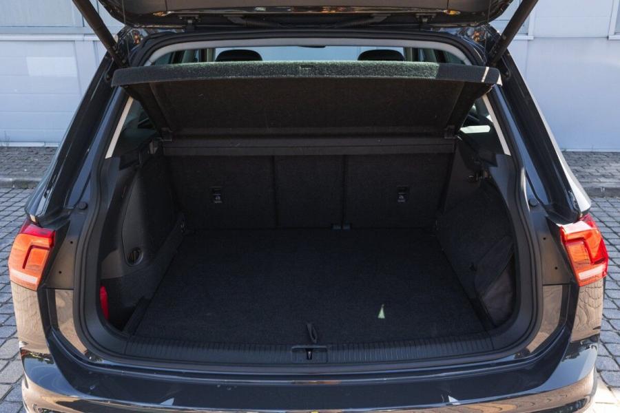 Grey Volkswagen Tiguan 2022 in Ventspils, with an engine capacity of 1.40 L and mileage of 120 thousand km for 24800 €, photo 15 on AUTOMOTO.COM.LV