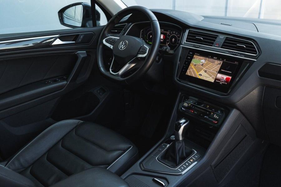 Grey Volkswagen Tiguan 2022 in Ventspils, with an engine capacity of 1.40 L and mileage of 120 thousand km for 24800 €, photo 18 on AUTOMOTO.COM.LV