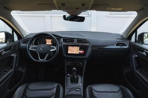 Grey Volkswagen Tiguan 2022 in Ventspils, with an engine capacity of 1.40 L and mileage of 120 thousand km for 24800 €, photo 20 on AUTOMOTO.COM.LV