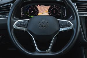 Grey Volkswagen Tiguan 2022 in Ventspils, with an engine capacity of 1.40 L and mileage of 120 thousand km for 24800 €, photo 22 on AUTOMOTO.COM.LV
