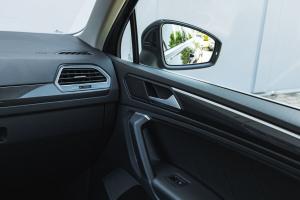 Grey Volkswagen Tiguan 2022 in Ventspils, with an engine capacity of 1.40 L and mileage of 120 thousand km for 24800 €, photo 37 on AUTOMOTO.COM.LV