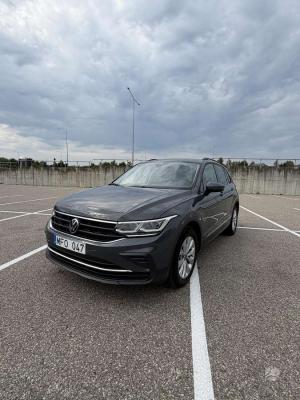 Pelēks Volkswagen Tiguan 2022 Viļņa, ar dzinēja tilpumu 1.50 L un nobraukumu 113 tūkst. km par 23330 €, foto  vietnē AUTOMOTO.COM.LV