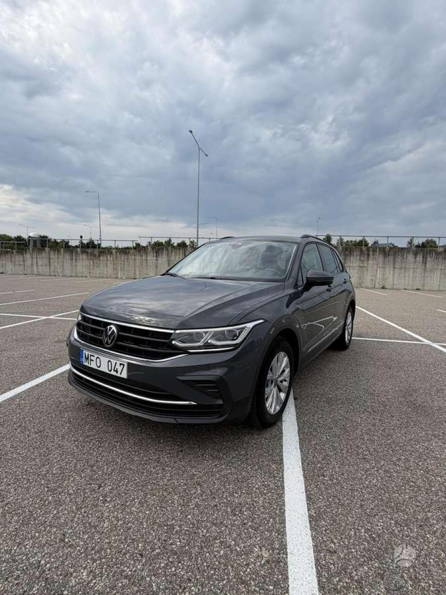 Pelēks Volkswagen Tiguan 2022 Viļņa, ar dzinēja tilpumu 1.50 L un nobraukumu 113 tūkst. km par 23330 €, foto 1 vietnē AUTOMOTO.COM.LV